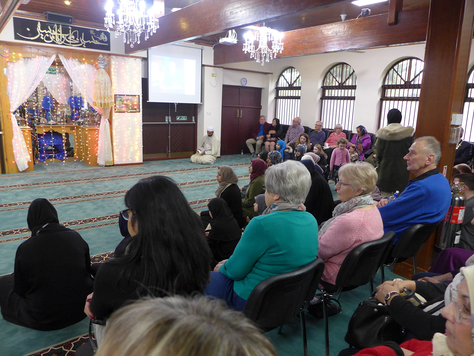 Over 200 UK mosques take part in open day - Muslim News UK